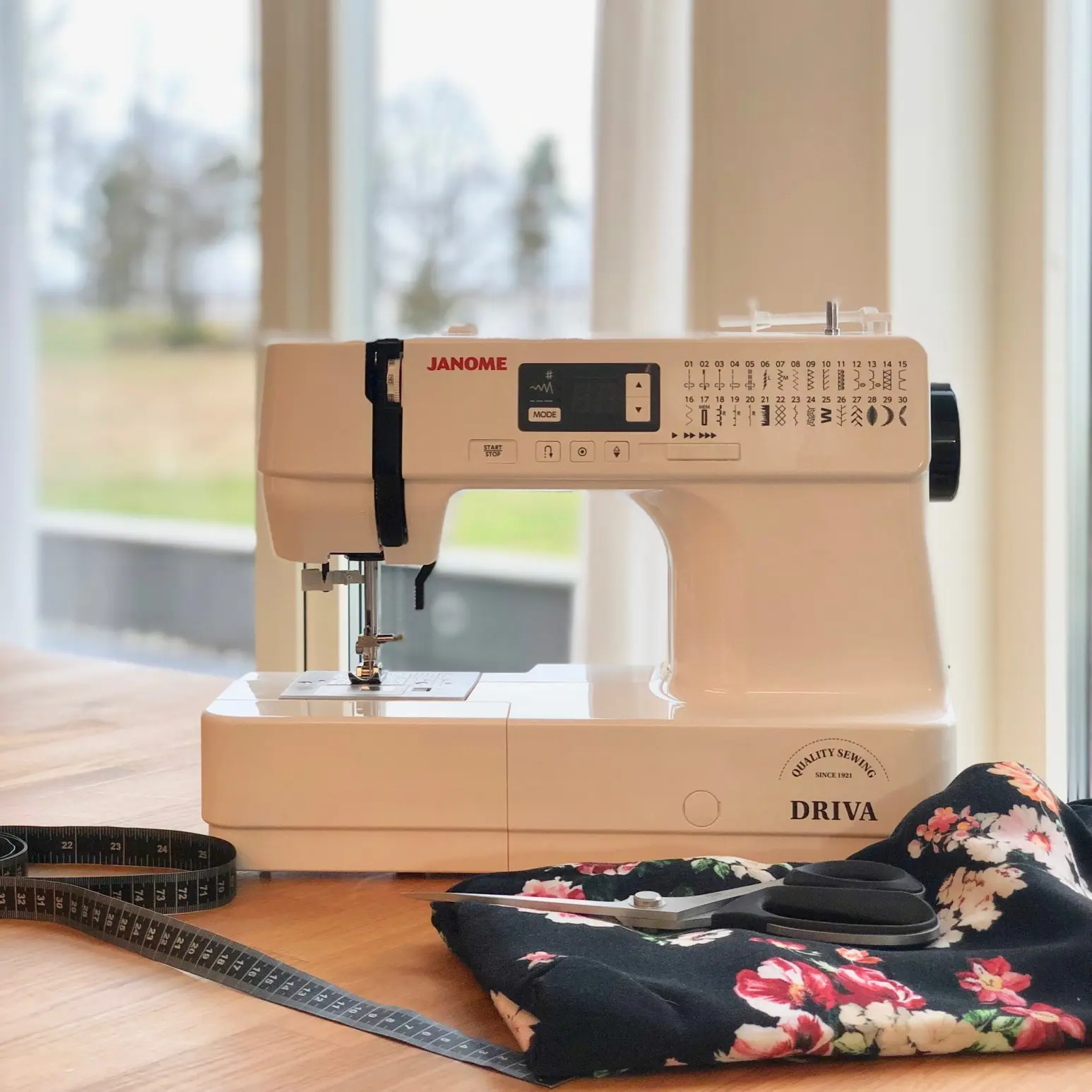 Köp Janome symaskin Driva 1030 hos ZannaZ